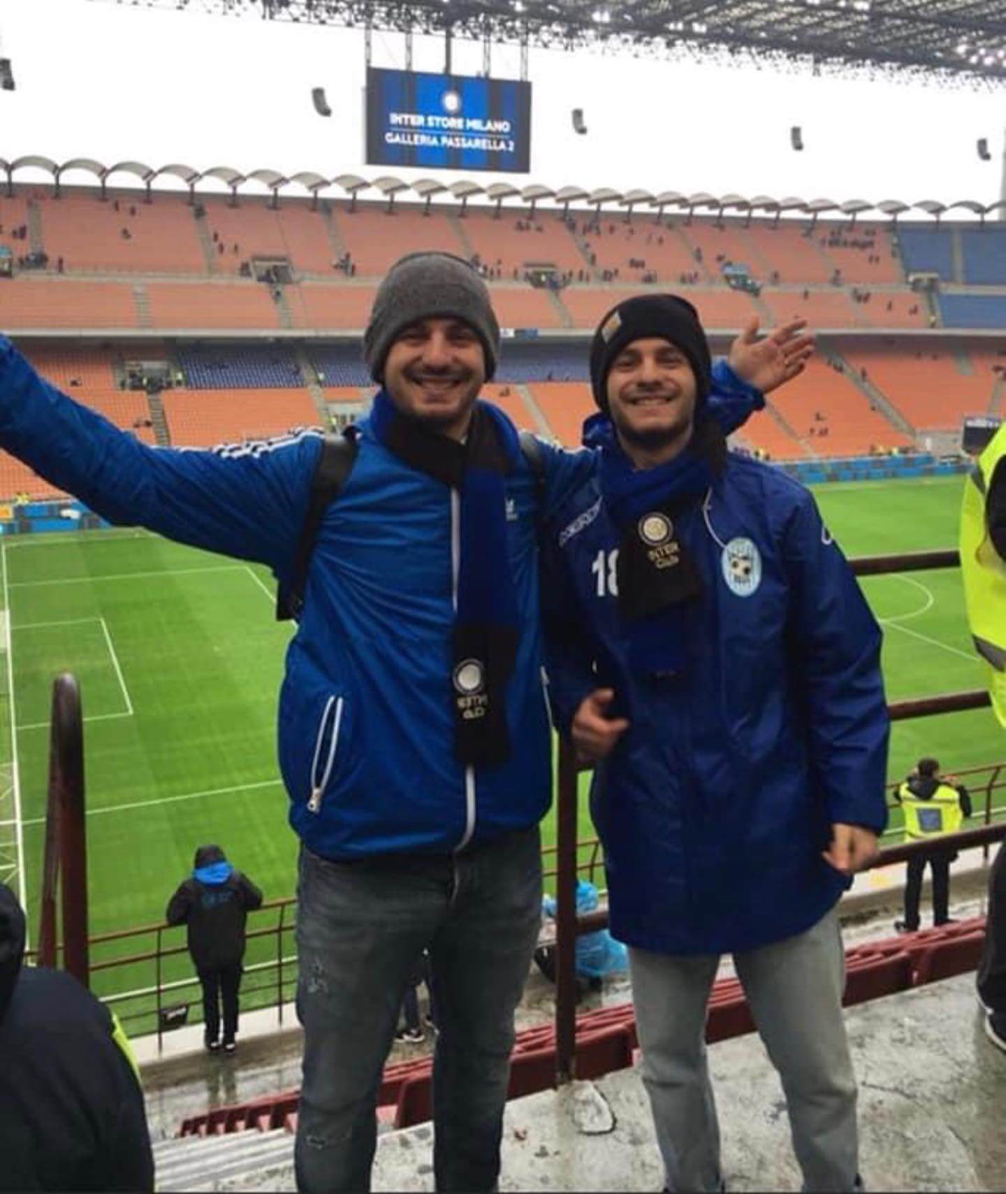 Il sorriso di Michele Perrini illumina il campo da calcio - Primo piano